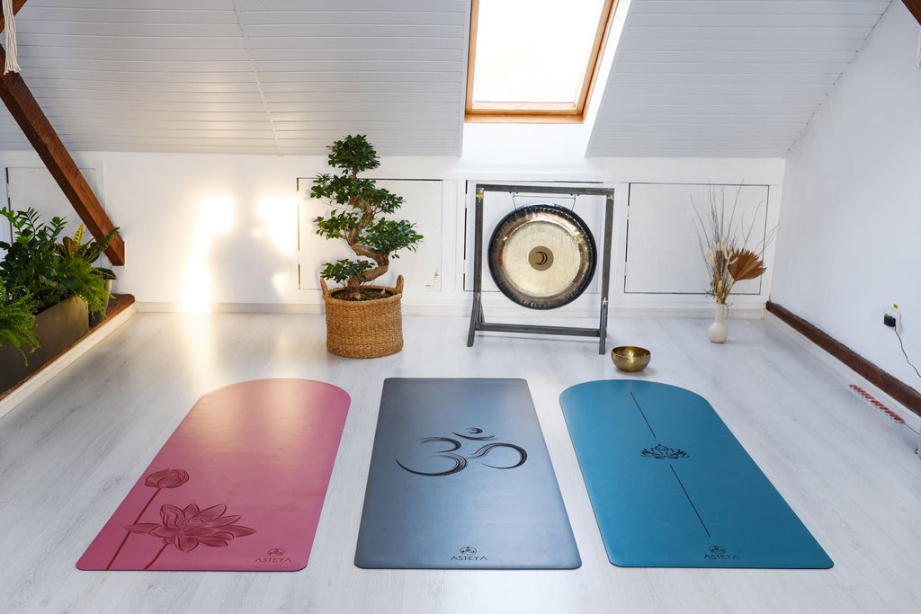 Super-Grip Mats made of Polyurethane (top) and Natural Rubber (bottom ...